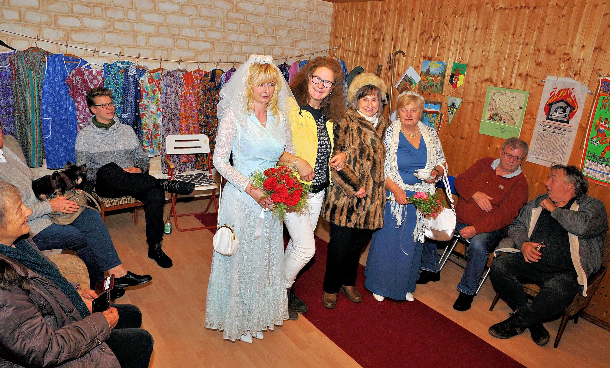 DDR: Winter-Modenschau im DDR-Museum in Bennungen - Kleider ...