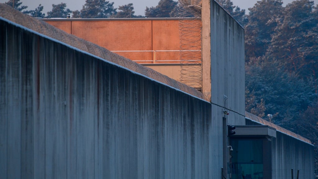 Rechtsextremismus: Halle-Attentäter hatte Gegenstand aus Papier und Metall