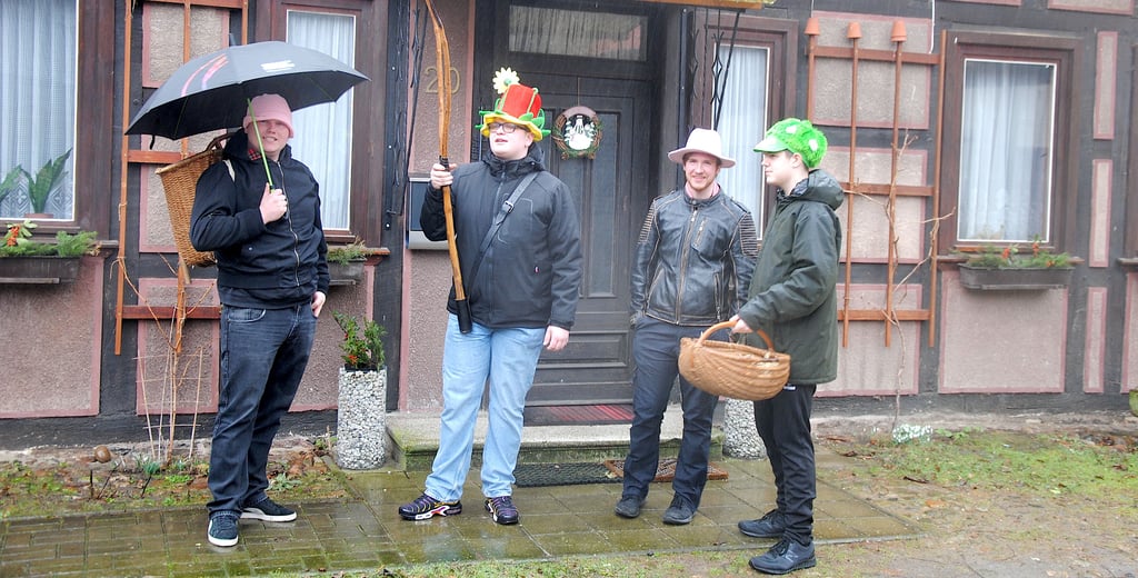 Uralter Brauch: Fasslom-Schnorrer trotzen dem Regen