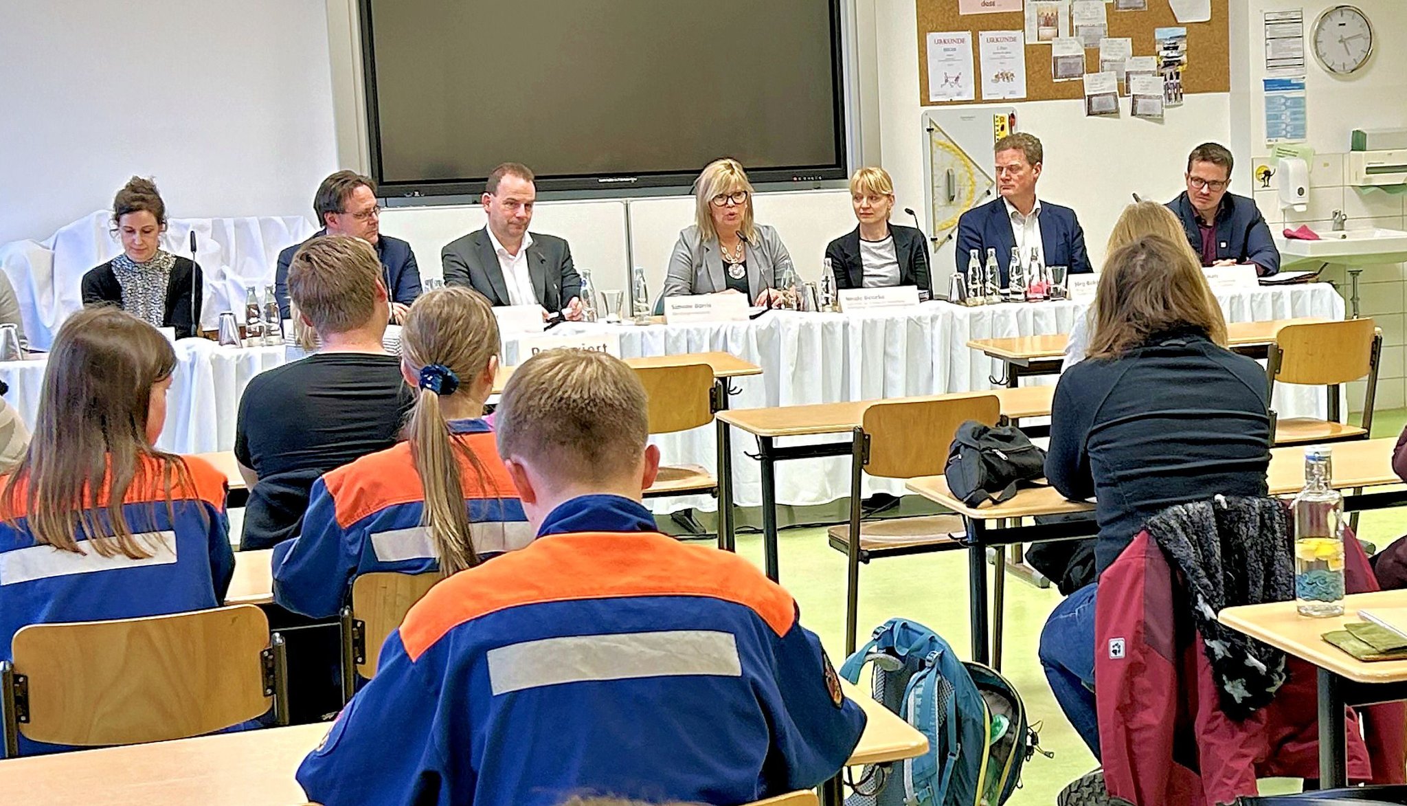 Einwohnerversammlung in Magdeburg: OB Borris mit Jugendlichen im ...