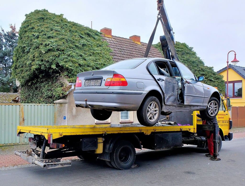 Unfall mit Fahrerflucht: Die Polizei ermittelt in Seyda - Unbekannter fährt gegen Baum und lässt ...