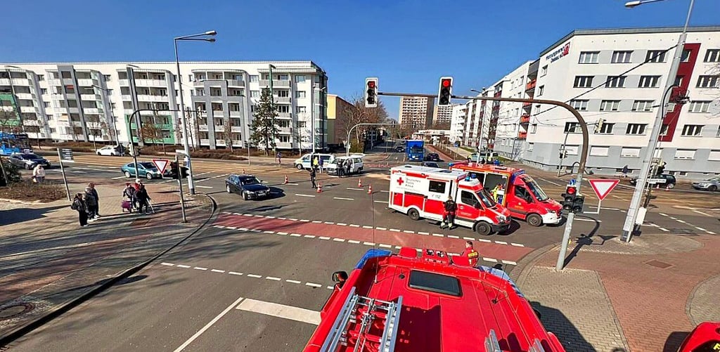 Staus in der Innenstadt: Unfall am August-Bebel-Platz in Dessau ...