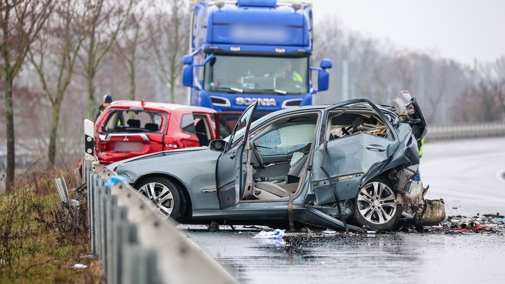 Nordsachsen: Schwerer Unfall bei Eilenburg: Drei Tote, mehrere Verletzte