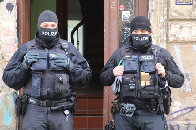 Menschenschmuggel: Große Razzia in Halle - Polizei setzt gegen Schleuserbande auch GSG9 ein