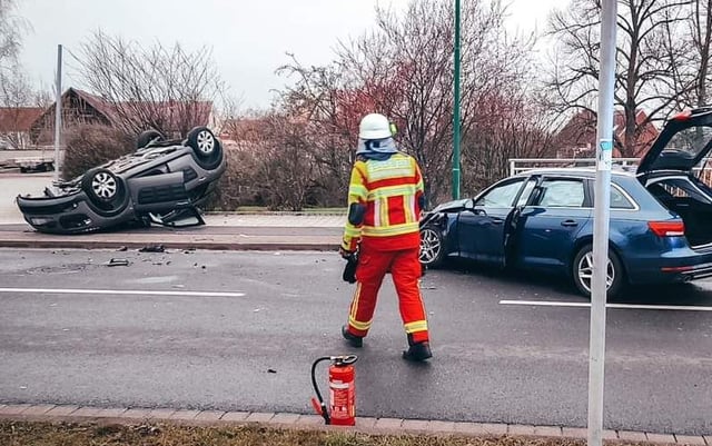 Zwei Verletzte: Schwerer Unfall auf B184 in Bobbau - Citroen landet nach Zusammenstoß auf dem Dach
