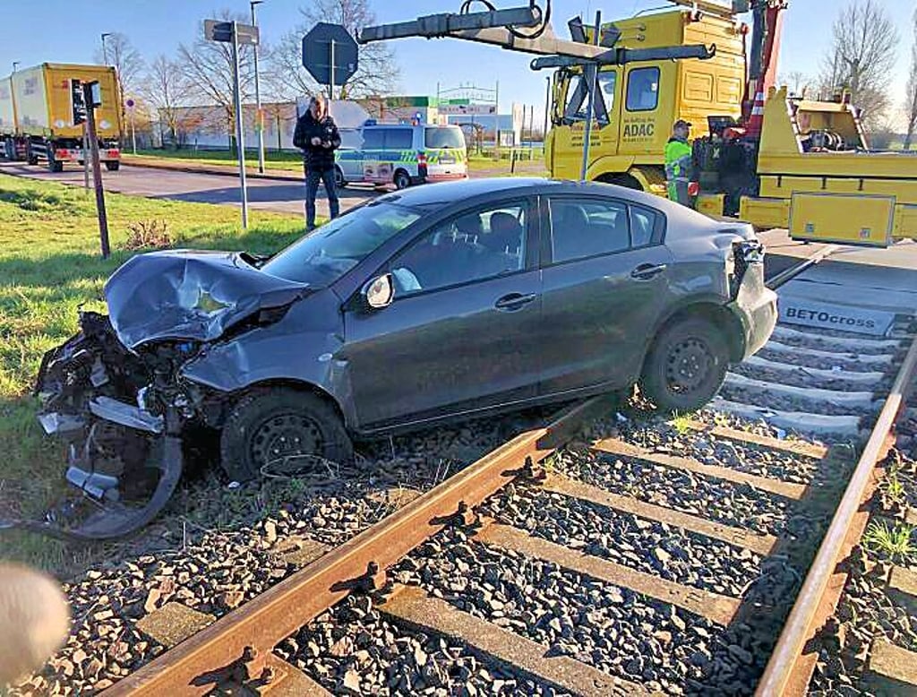 Crash an der alten Saftbahn: Endstation Gleisbett - Frau bei Unfall in Großzöberitz leicht verletzt