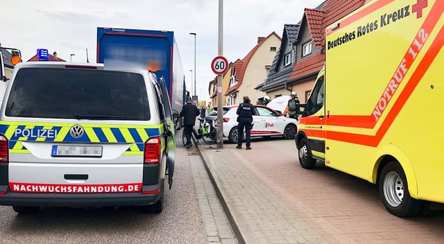 Unfall B91 in Merseburg: Lkw schleift Auto mit - Fahrerin erlitt Schock