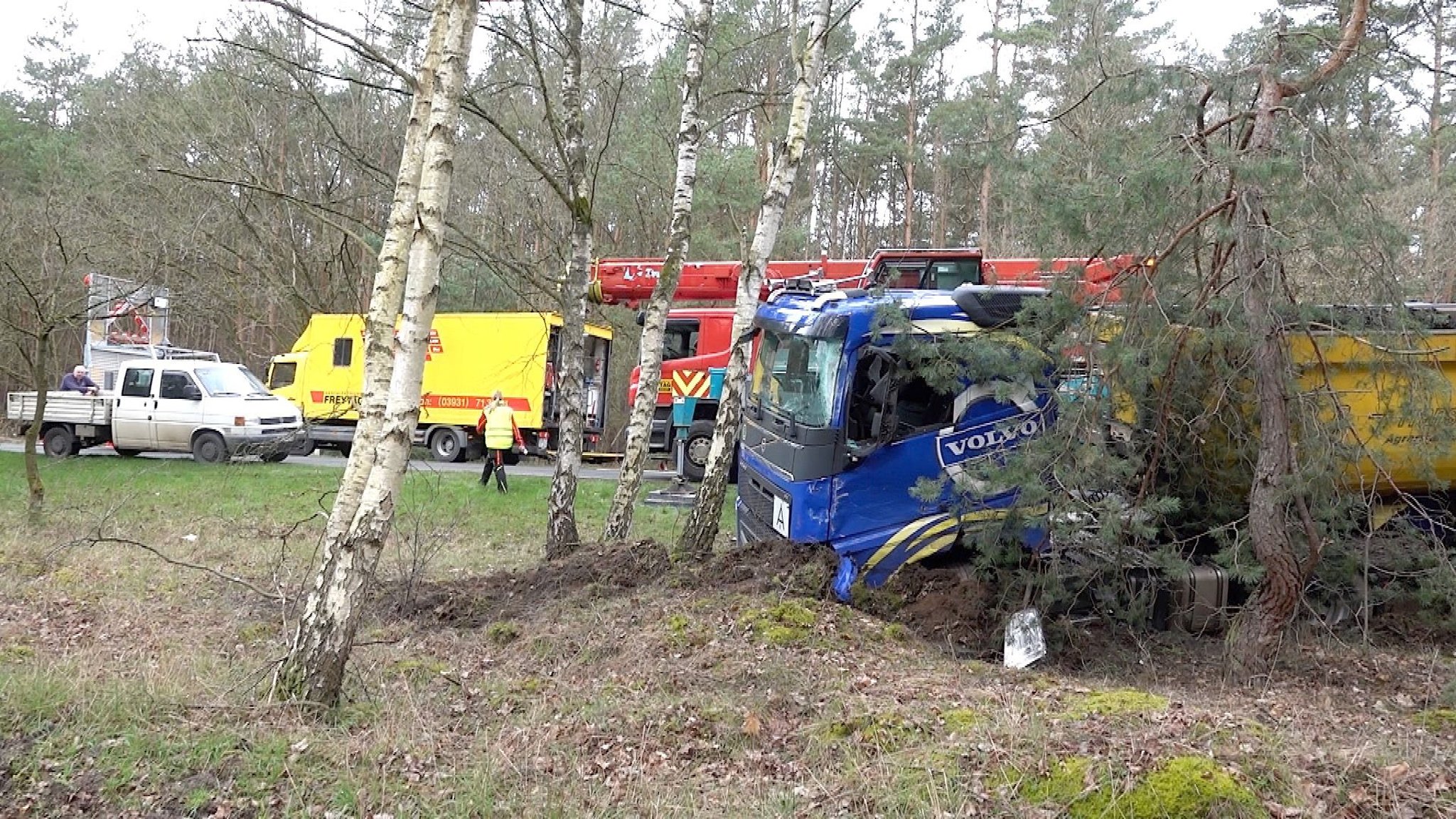 Lkw-Unfall B189 - lange Staus, viele Laster betroffen - Bergung schwierig