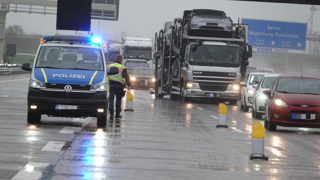 Polizei: Unfall auf der A2 bei Magdeburg: Spur Richtung Hannover gesperrt