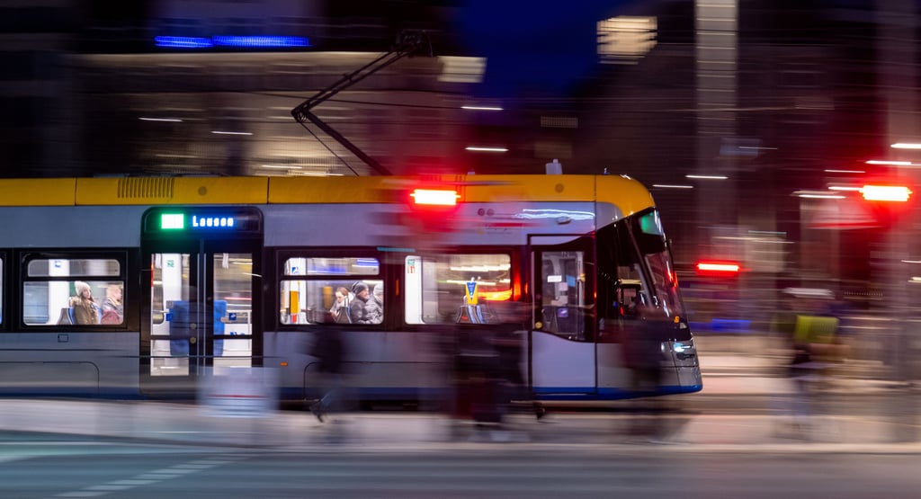 Unfall in Leipzig: Auto stößt mit Straßenbahn zusammen - zwei Menschen verletzt