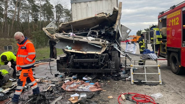 Stauende auf A2 bei Burg übersehen: Tödlicher Unfall mit drei Lkw auf Autobahn