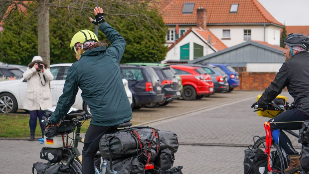Mit Laptop, aber ohne Handy: Mit 70 Kilogramm: „Weltenradler“ Thomas ...