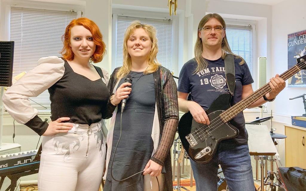 Club Sinnflut: Band um zwei Burgliebenauer Schwestern schreibt ihre ...