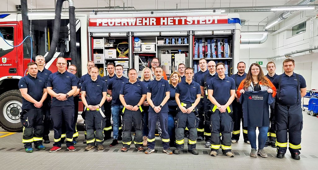 Shirt-Spende zum Dank: Freiwillige Feuerwehr Hettstedt freut sich über ...