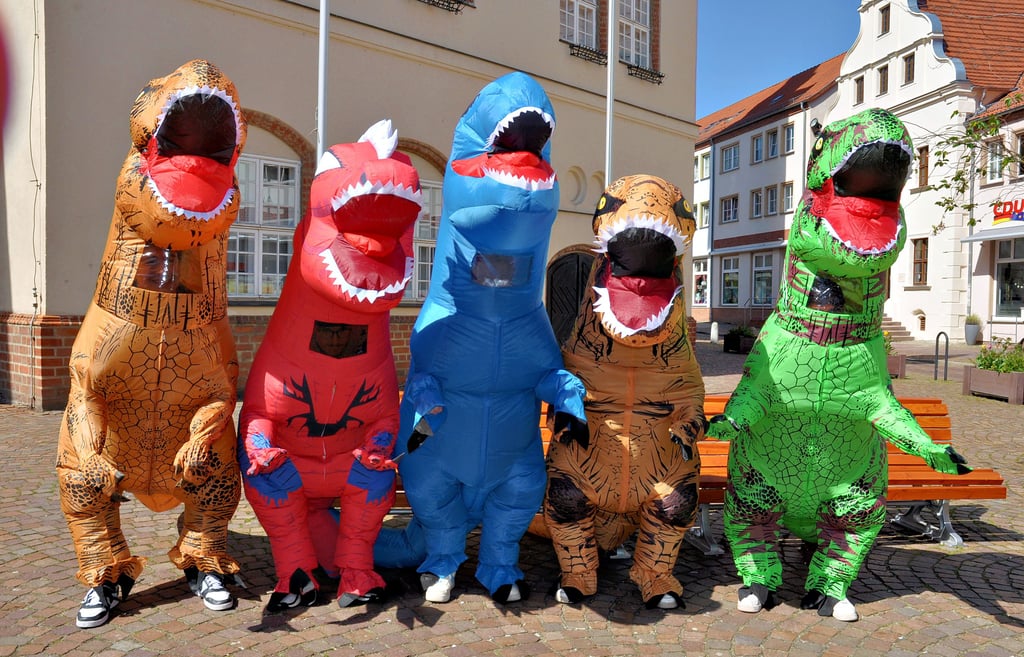 Lustige Begegnung: Fünf Dinos in Gardelegens Innenstadt