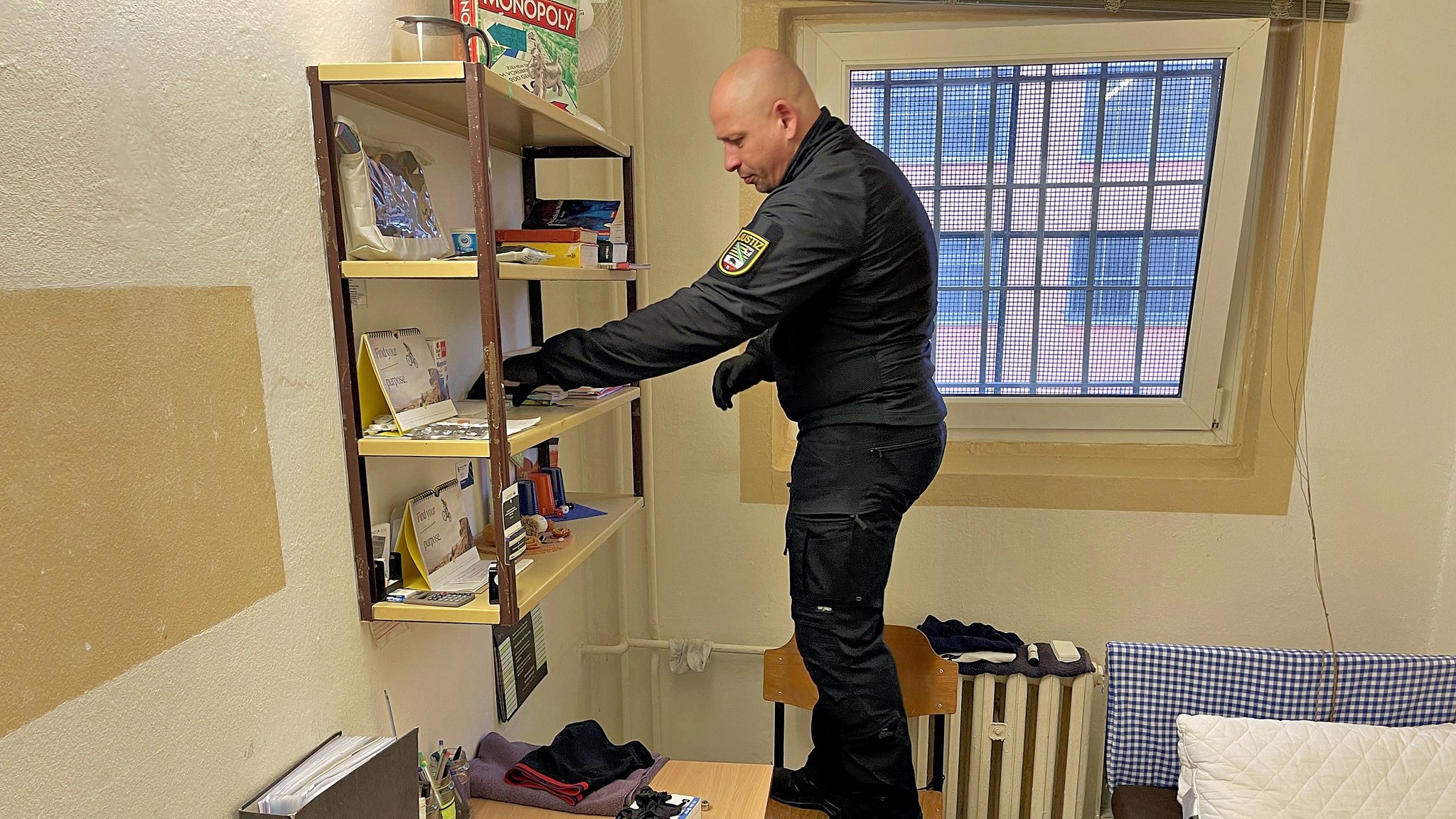 Sachsen-Anhalt: Video: Razzia im Gefängnis - Wie Justiz-Spezialkräfte ...