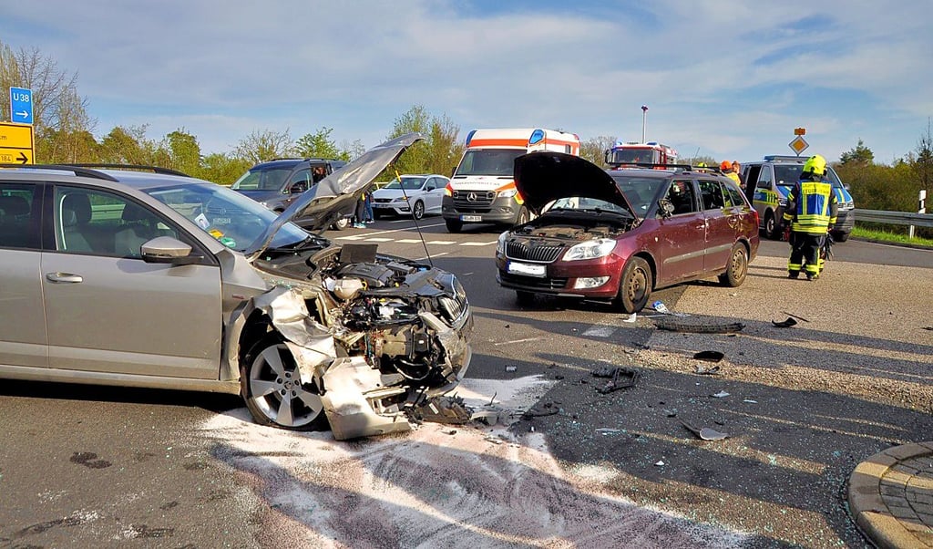 Schwerer Unfall an A9-Auffahrt: Sieben Verletzte nach Zusammenstoß auf B184 zwischen Bobbau und ...