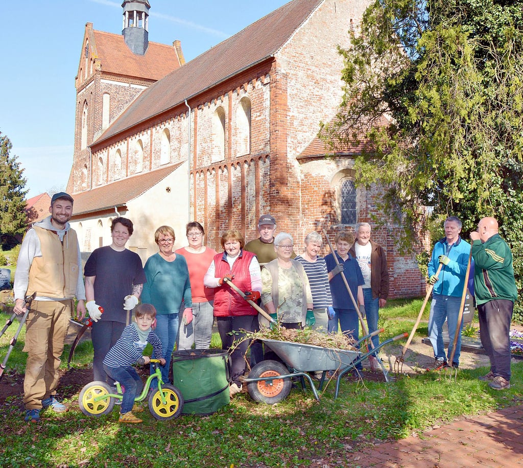 Frühjahrsputz: Aufbruchstimmung an der Stiftskirche St. Nikolaus in Beuster