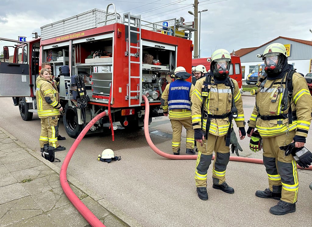 Feuerwehr: Feuerwehr in Hecklingen bei Dachbrand im Einsatz