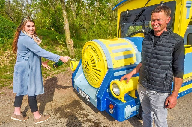 Einweihung: Sektdusche für Weinbergbahn am Geiseltalsee
