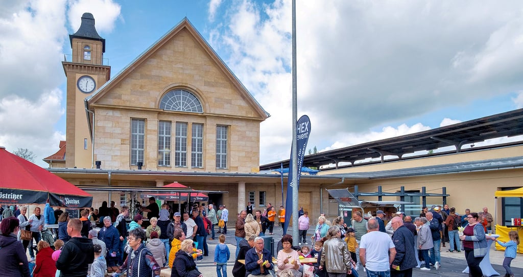 Bahnhof in Zeitz: Mehr als 1.000 Menschen feiern im Bahnhof Zeitz