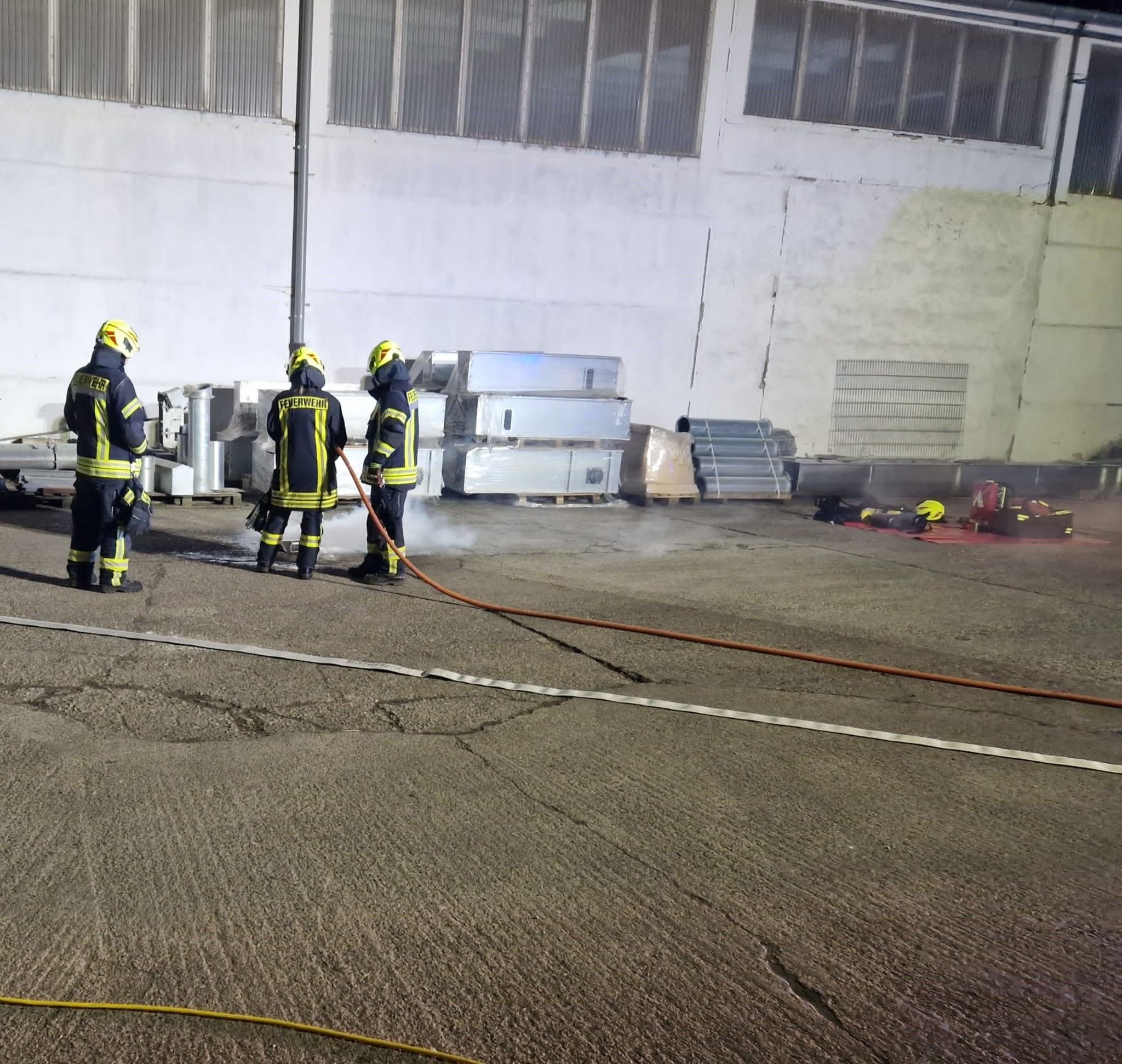 Feueralarm in der Stadt Südliches Anhalt: Maschine in einer Werkhalle brennt: Knapp 50 ...