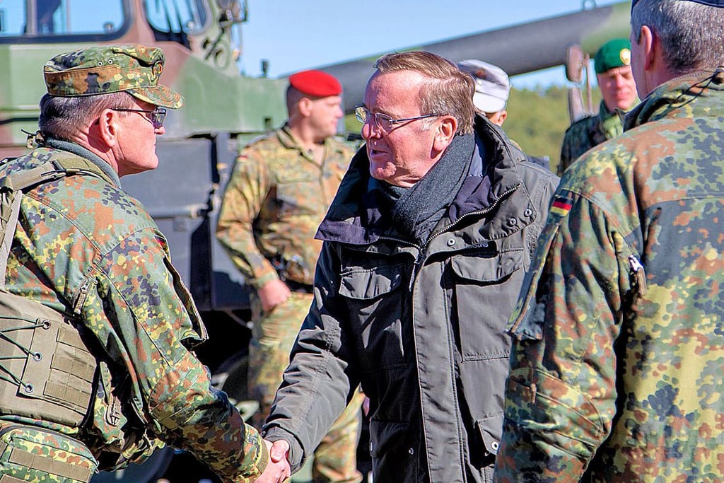 Mega-Investition: Oberstleutnant über Bundeswehr-Standort bei Magdeburg ...