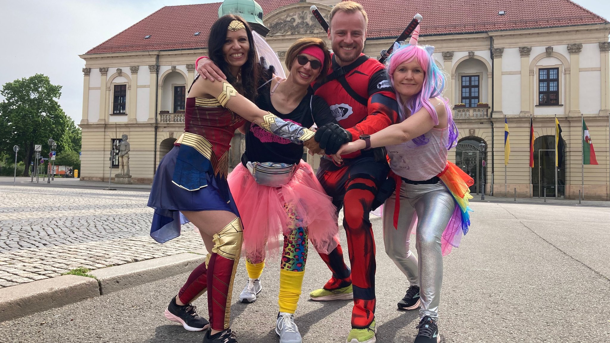 Video: Cosplay Lauf - In Magdeburg erobern Superhelden im Laufschritt die Stadt und sammeln ...