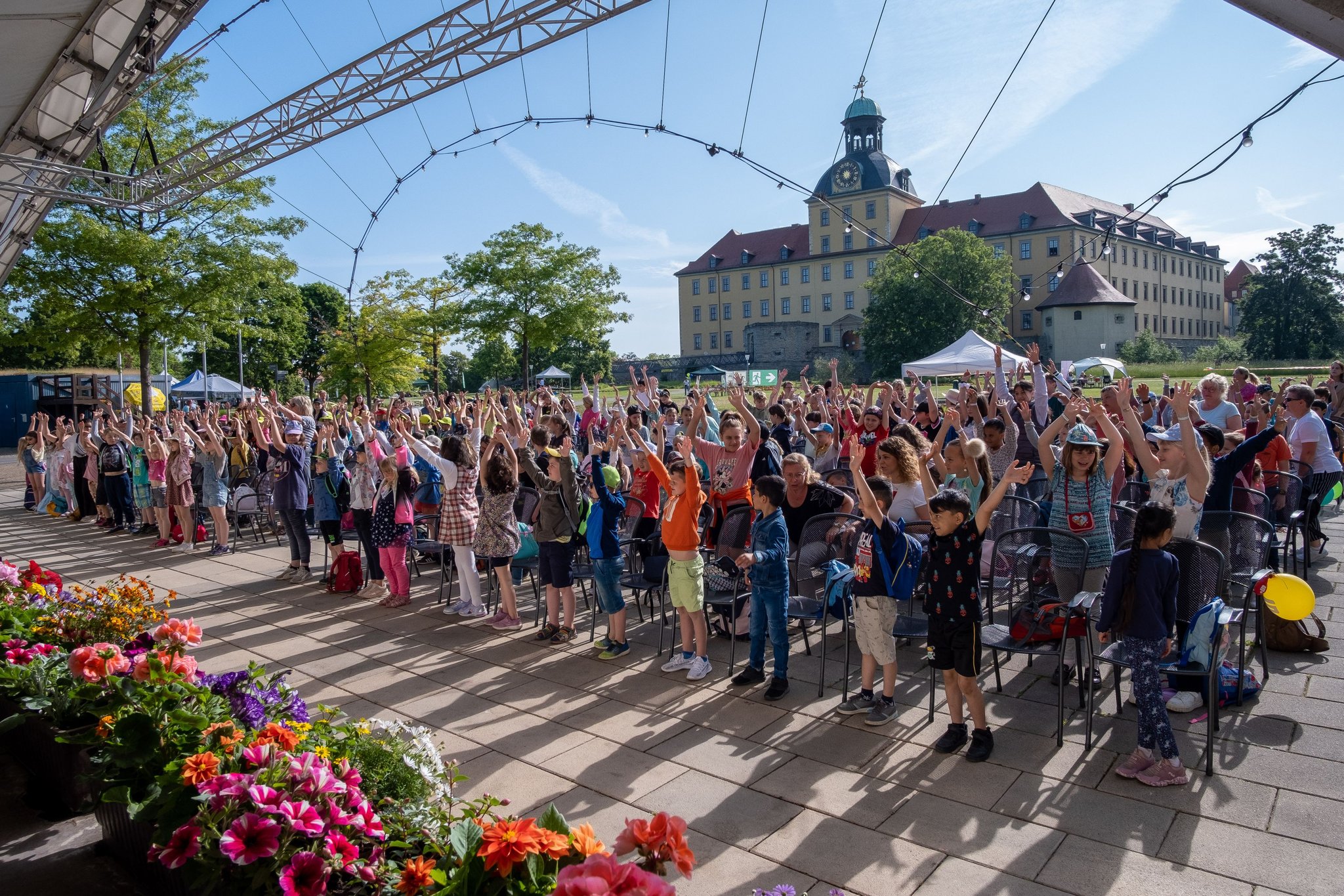 Video: Kindertag im Schlosspark Zeitz: Vergnügen und Spaß vor der ...