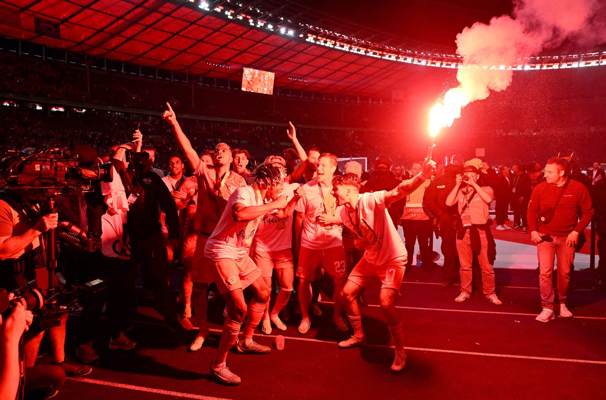 Szoboszlai-Jubel mit Bengalo: Pyro bei Fans von RB und Eintracht