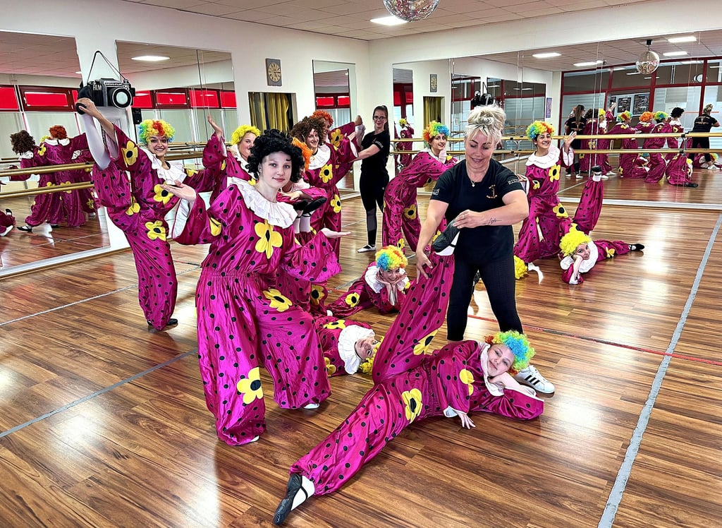 Gala des Kinder-und Jugendballetts 1965: Tänzer holen den Kessel voll ...