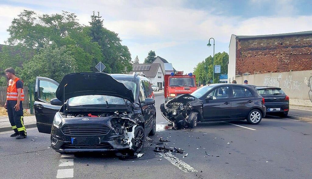 Drei Verletzte: Schwerer Unfall auf B184 in Bobbau - Drei Autos krachen an Kreuzung zusammen