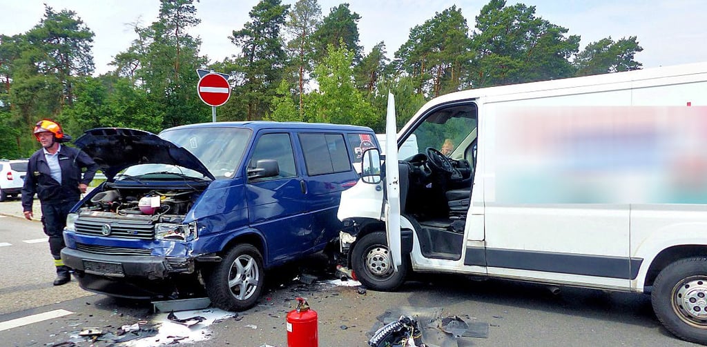 Vorfahrt missachtet: Transporter krachen ineinander - Schwerer Unfall ...