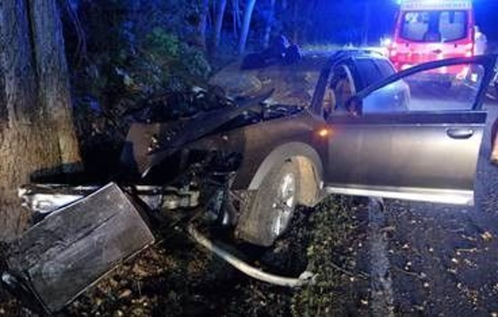 Verkehrsunfall: Autofahrer rast bei Süplingen gegen einen Baum