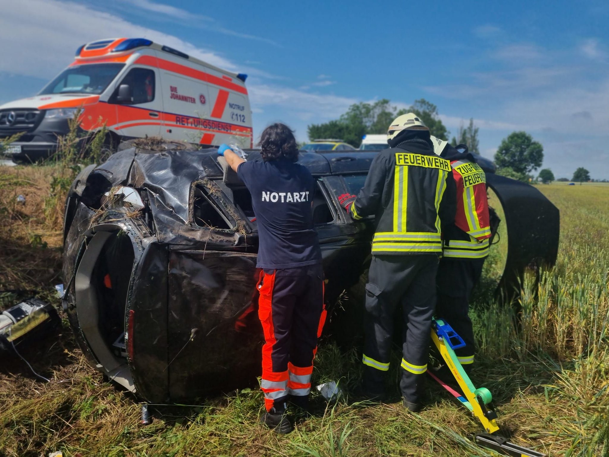 Unfall im Saalekreis: Auto überschlägt sich: Vier Schwerverletzte nach Unfall bei Bad Dürrenberg