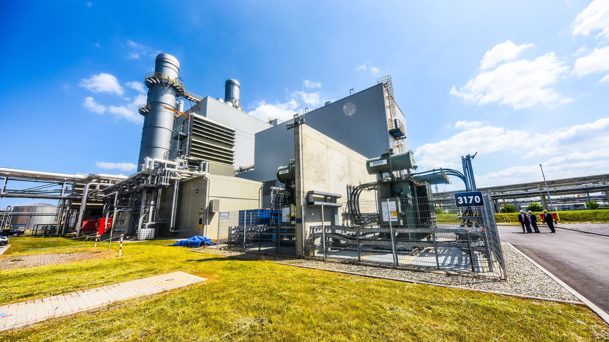 Feuer am Chemie-Standort Leuna: Feuerwehr löscht Kraftwerks-Brand in ...