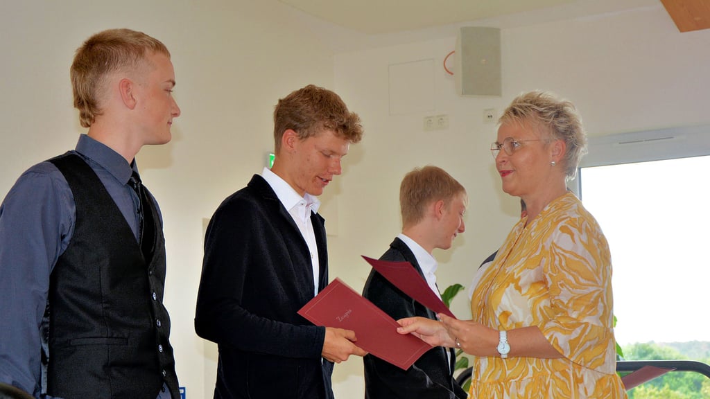 Zehntklässler nehmen Abschied: Feierliche Zeugnisübergabe an der ...
