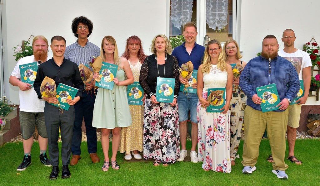 Elf junge Erzieher erhalten in Biendorf ihre Abschlusszeugnisse ...