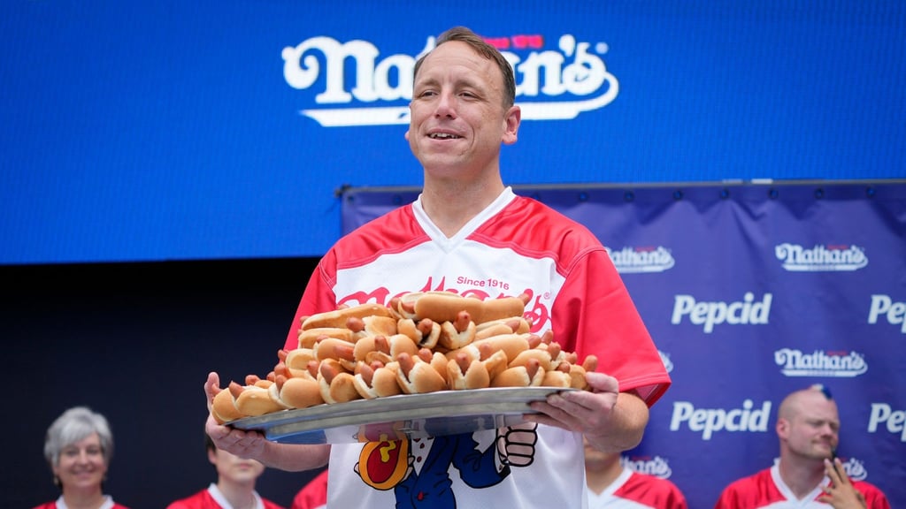 Hot Dog Wettessen: 62 Würstchen in 10 Minuten: Dauersieger gewinnt ...