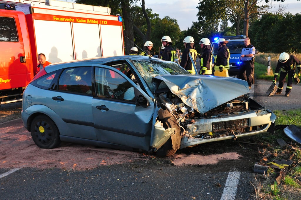 Feuerwehr im Einsatz: Unfall in Kalbe: Fahrer erleidet Schock