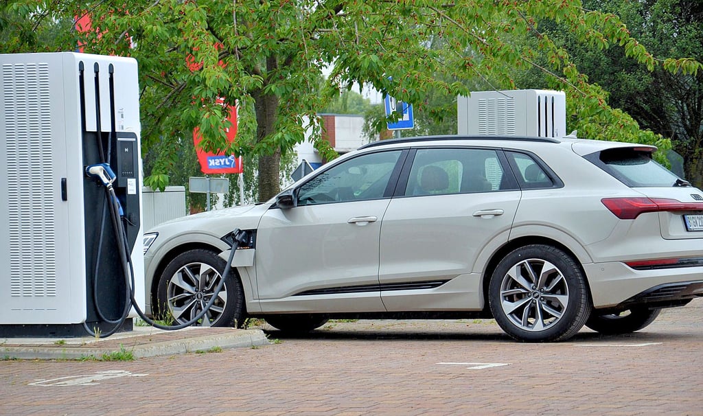 Ladeinfrastruktur für E-Autos: Wie Ladekabel die Sicherheit auf Fußwegen beeinflussen