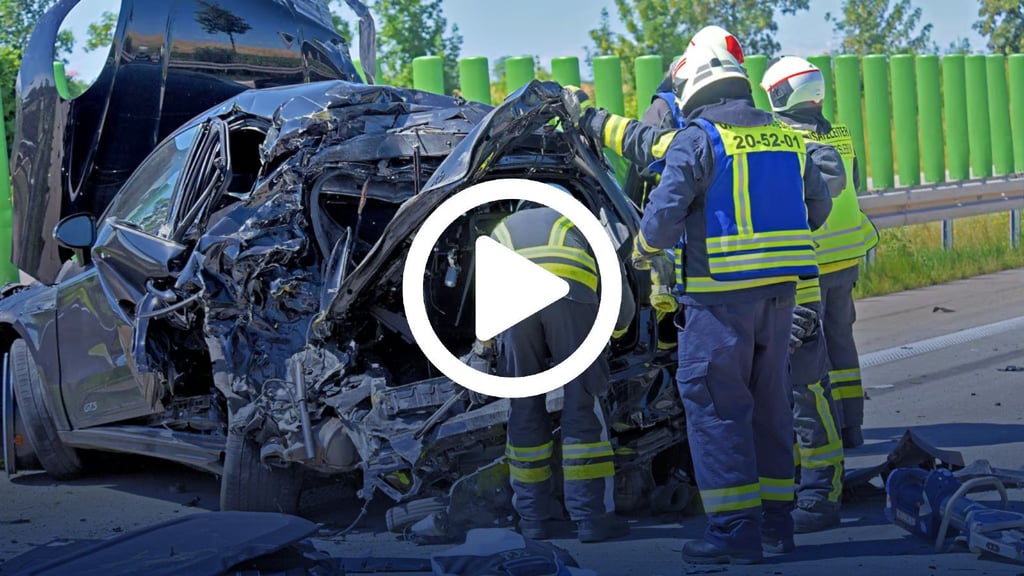 Stau nach Autobahn-Unfall auf A36: Lkw rammt Porsche bei Aschersleben im Video