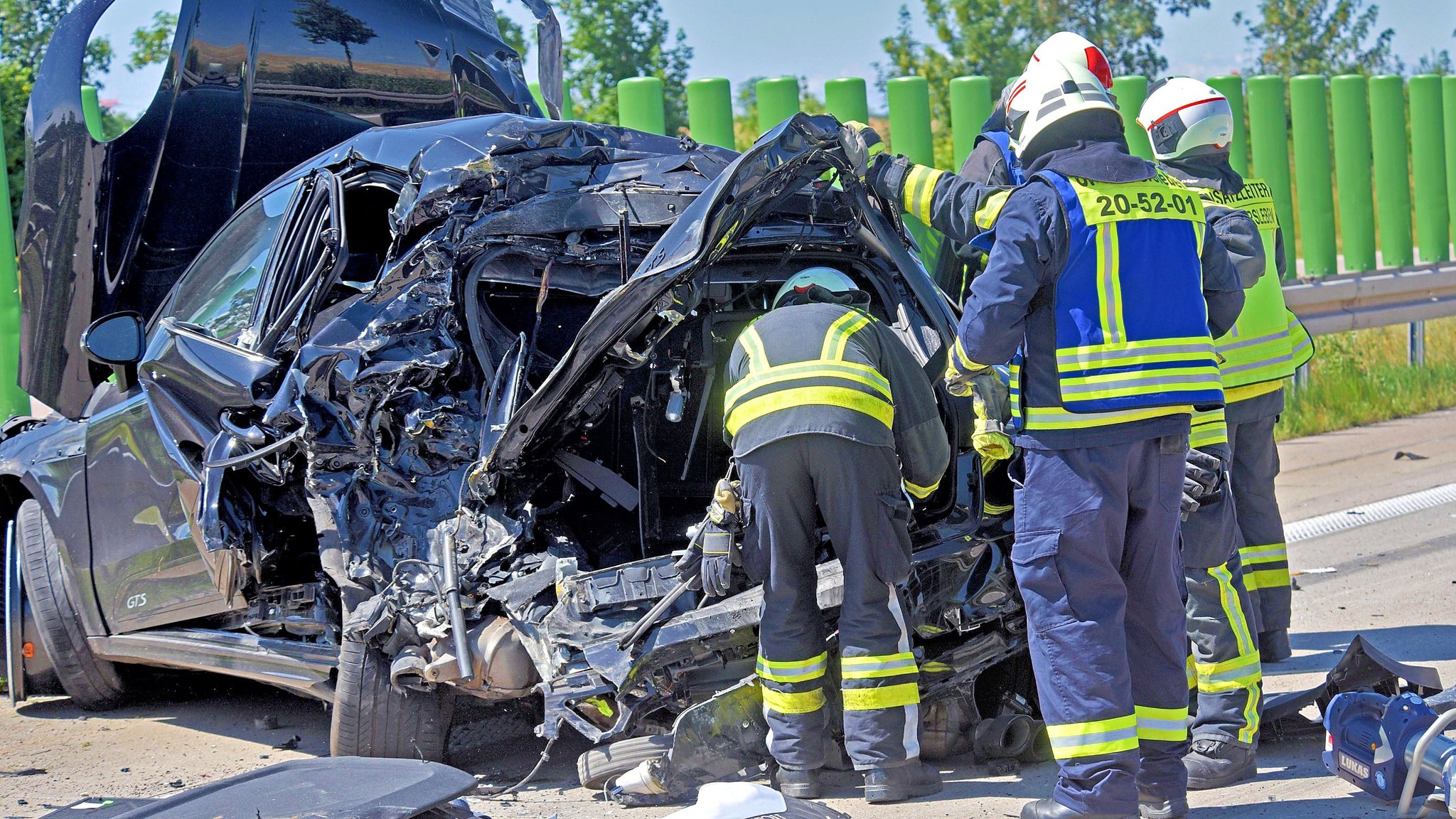 Stau nach Autobahn-Unfall auf A36: Lkw rammt Porsche bei Aschersleben im Video