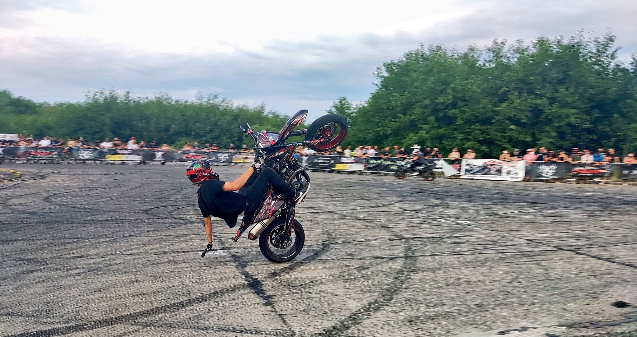 Kunststücke auf dem Motorrad: Wheelie, Driftcars und Co. - Was auf der ...