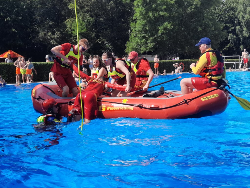 Neptun, Nebel und Notrettung in Weissenfelser Freibad: Das Weißenfelser ...