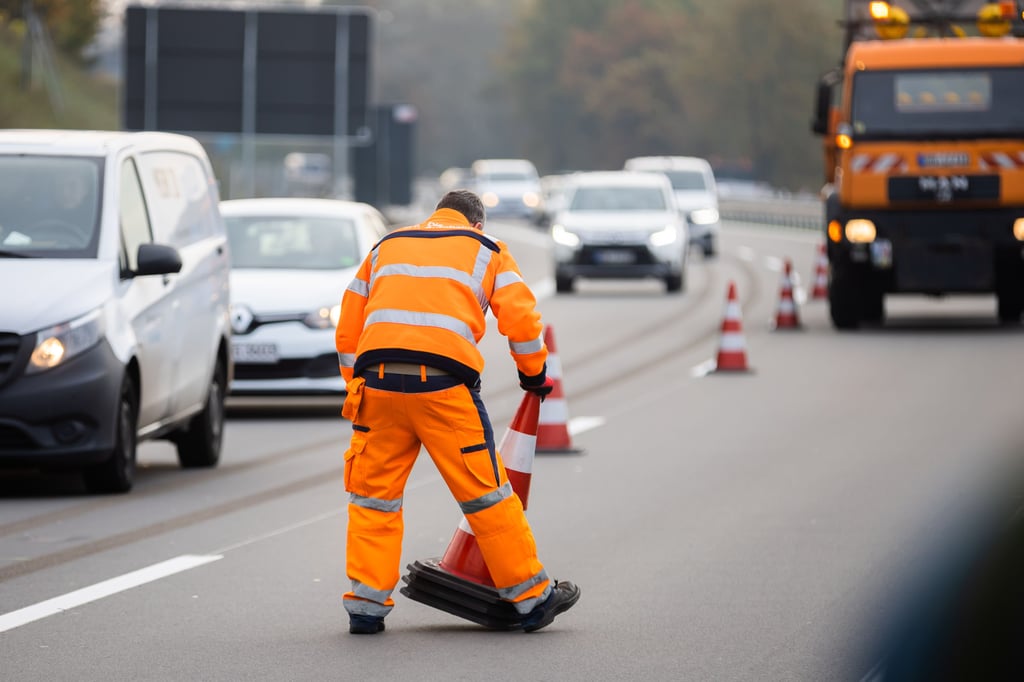 Kreisstraßenmeisterei: Autos müssen auf der B189 bei Stendal Slalom fahren