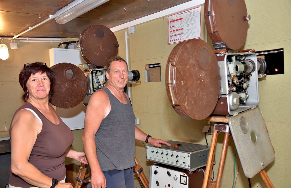 Kinosommer: Projektor rattert am nächtlichen Strand in Kamern