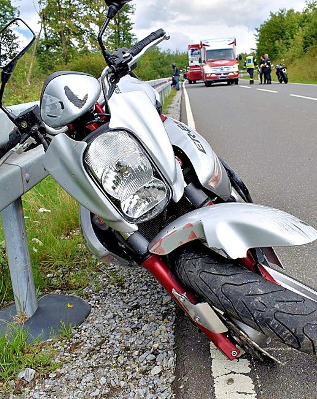 Blaulicht: Bikerin bei Motorradunfall schwer verletzt