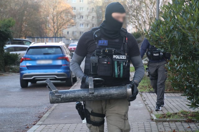 Polizeieinsatz in Halle-Neustadt: Mit der Ramme in den Wohnblock: Polizei stürmt Wohnung in ...