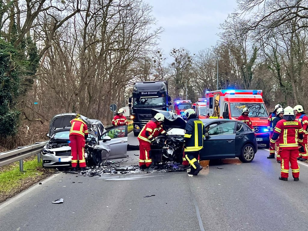 Zwei Autos stoßen zusammen: Zwei Verletzte bei schwerem Unfall bei Roßlau - B 187 zwei Stunden ...